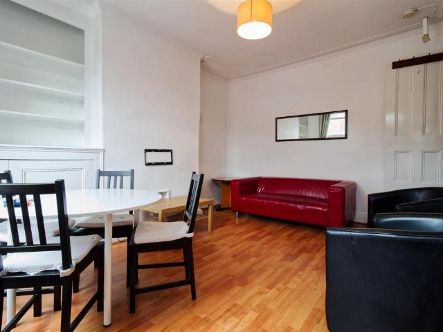 Wetherby Place, Burley, Leeds 4 bed house to rent £1,907 pcm £440 pw
