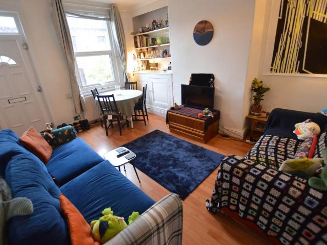 Wetherby Place, Leeds LS4 3 bed terraced house to rent £1,274 pcm £294 pw