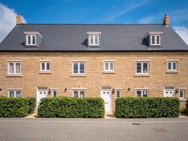 Wetherby Road, Bicester 4 bed terraced house to rent £2,150 pcm £496 pw