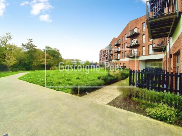 Wey Corner, Guildford, GU1 2 bed apartment to rent £2,300 pcm £531 pw