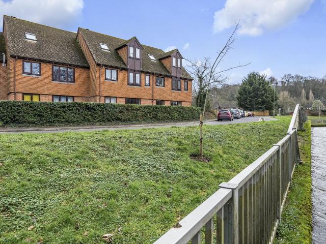 Wey Road, Godalming GU7, 2 bed maisonette to rent, £1,650 pcm | PrimeLocation