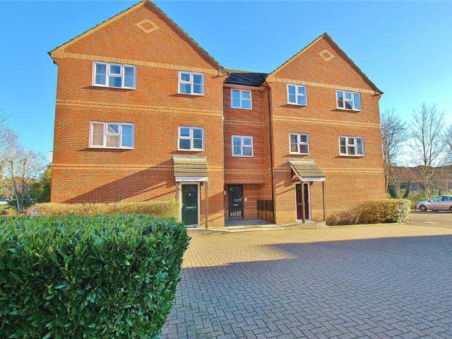 Wey View Court, Walnut Tree Close. 2 bed apartment to rent £1,695 pcm £391 pw