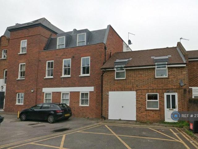 Weybourne House, Chertsey, KT16 2 bed flat to rent £1,550 pcm £358 pw