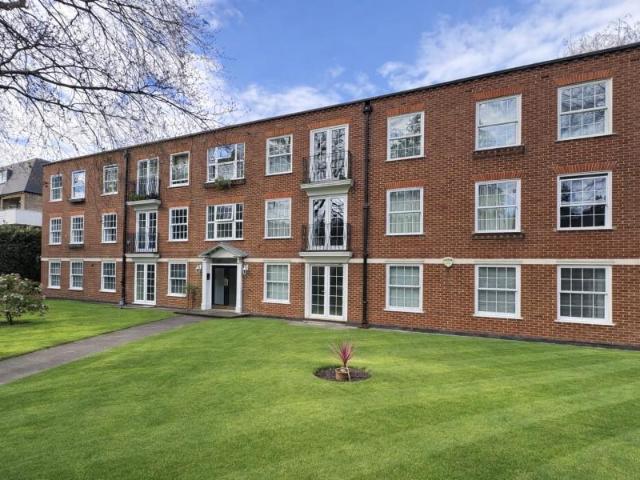 Weybridge, Surrey, KT13 3 bed apartment to rent £2,450 pcm £565 pw