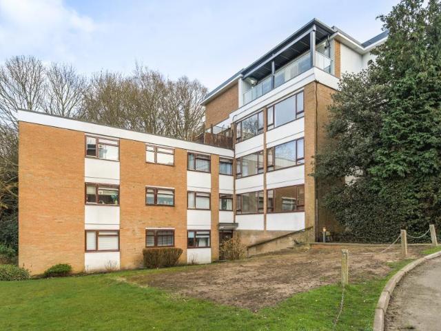 Weybridge, Surrey, KT13 3 bed apartment to rent £2,100 pcm £485 pw