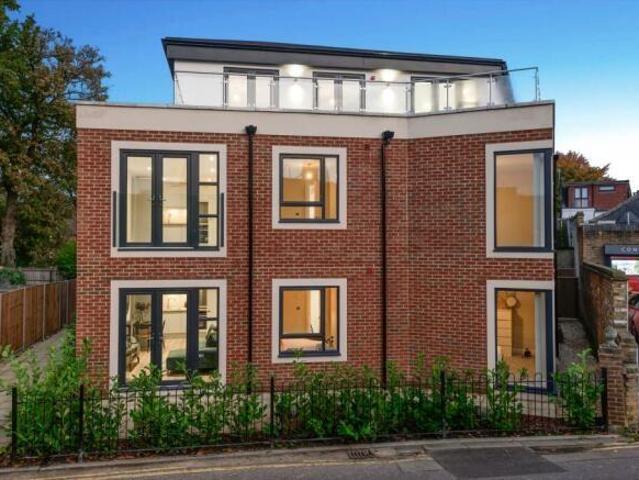 Weybridge, Surrey, KT13 1 bed apartment to rent £1,395 pcm £322 pw