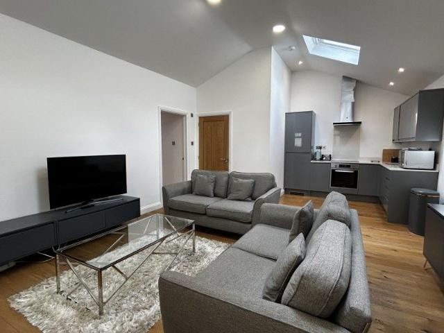 Weybridge, Surrey KT13, 2 bed bungalow to rent, £2,000 pcm | PrimeLocation