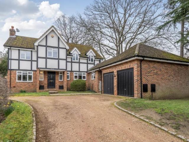 Weybridge, Surrey, KT13 5 bed detached house to rent £4,495 pcm £1,037 pw