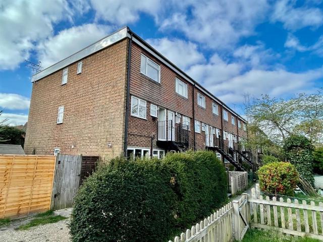 Weydon Lane, Farnham GU9, 2 bed maisonette to rent, £1,450 pcm | PrimeLocation