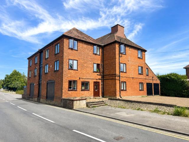 Weydon Lane, Farnham, Surrey GU9, 2 bed flat to rent, £1,500 pcm | PrimeLocation