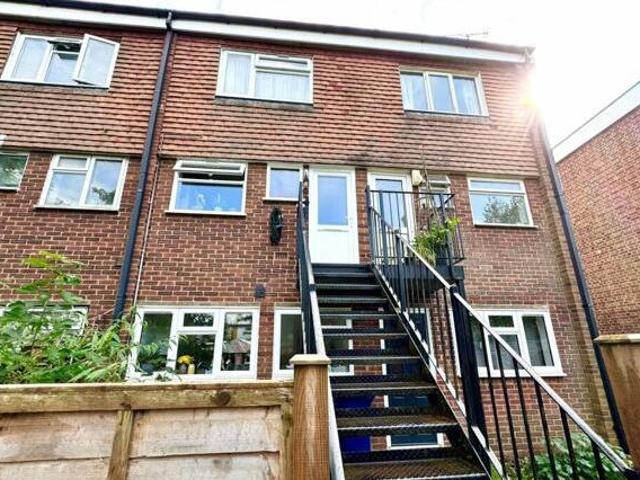 Weydon Lane, Farnham, 2 Bedroom Maisonette