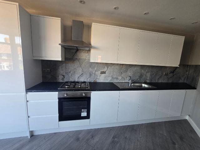 Weylond Road, Dagenham RM8, 3 bed flat to rent, £1,850 pcm | PrimeLocation