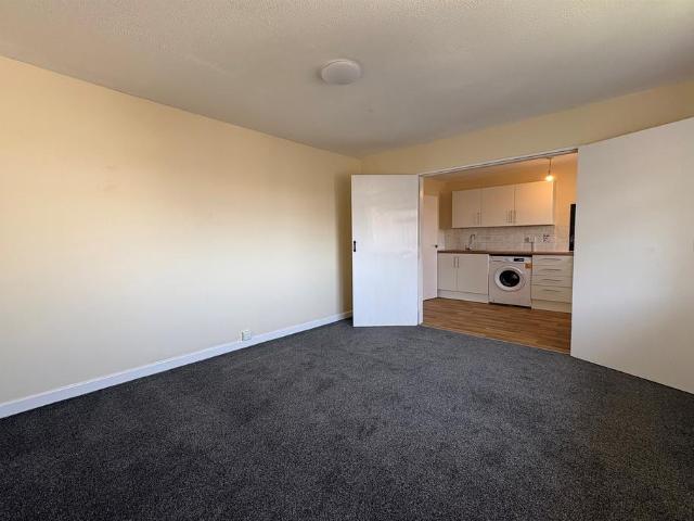 Weymouth 2 bed flat to rent £1,000 pcm £231 pw