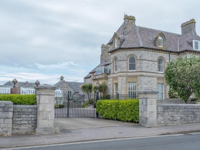 Weymouth, Dorset 2 bed apartment to rent £1,600 pcm £369 pw