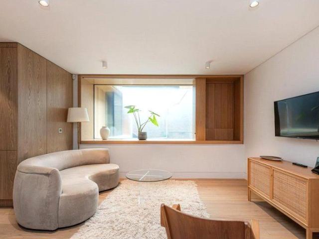 Weymouth Mews, Marylebone, London W1G, 1 bed flat to rent, £11,072 pcm | PrimeLocation