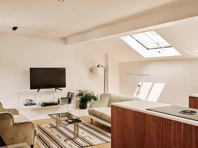 Weymouth Mews 2 bed apartment to rent £14,408 pcm £3,325 pw