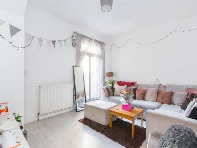Whole 5 Bed house by Crossrail station