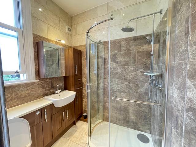 Whole 1 bed flat to rent near Hammersmith Broadway
