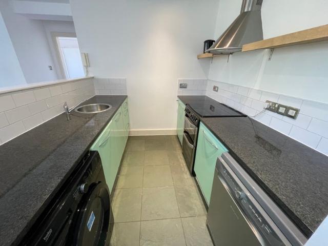 Whole 2 bed, 1 bath flat to rent in E2