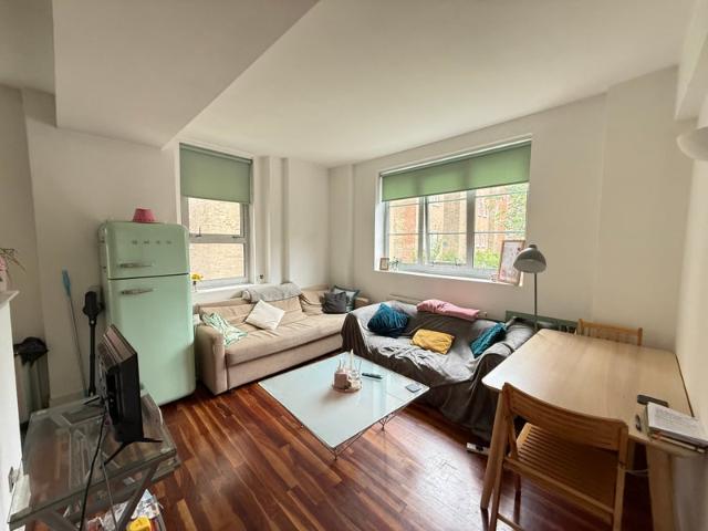 Whole 2 bed, 1 bath flat to rent in E2