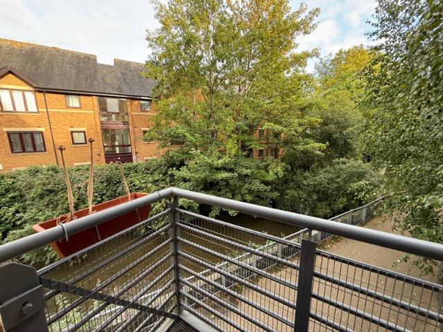Whole 2 bed, 2 bath flat on OX1 for 2x students