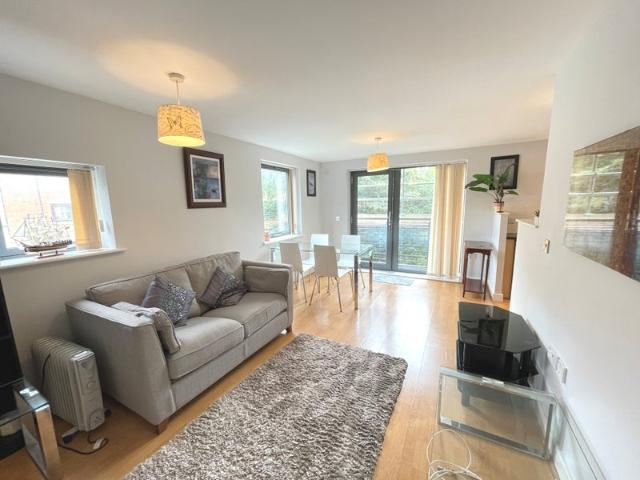 Whole 2 bed, 2 bath flat on OX1 for 2x students