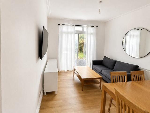 Whole 2 Bed Flat Double + Single Private Garden