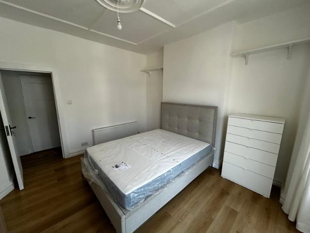 Whole 2 Bed Flat Double + Single Private Garden