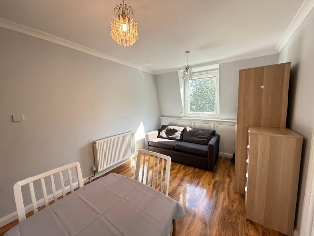 Whole 2 bed flat * Ideal for 2x IC students
