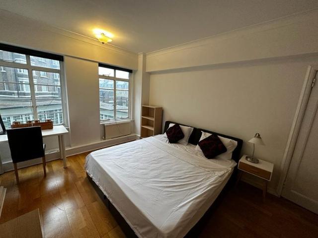 Whole 2 bed flat in Baker St opposite LBS