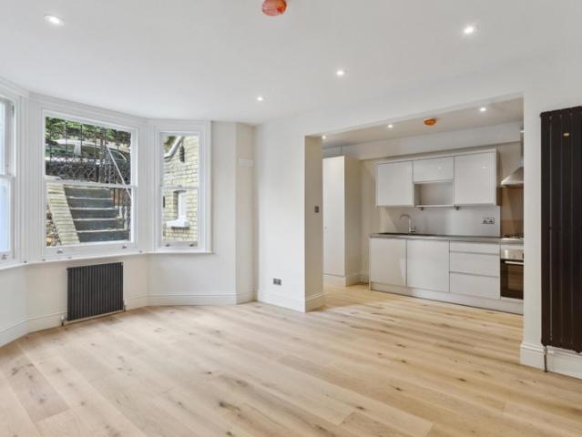 Whole flat, 2 double bedrooms with en suite