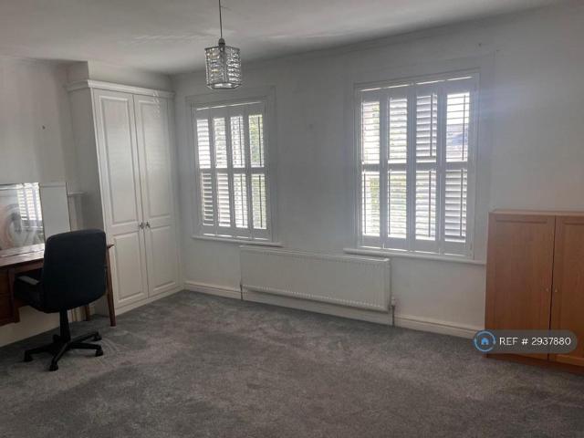 Whateley Road, London, SE22 2 bed flat to rent £2,600 pcm £600 pw