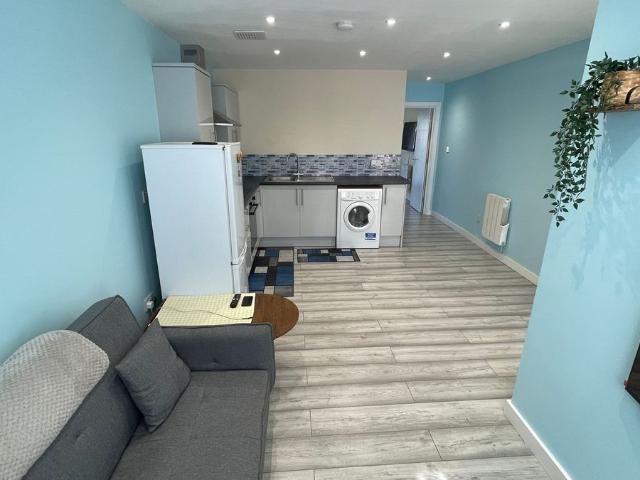 Whalebone Lane North, Romford RM6, 1 bed flat to rent, £1,250 pcm | PrimeLocation