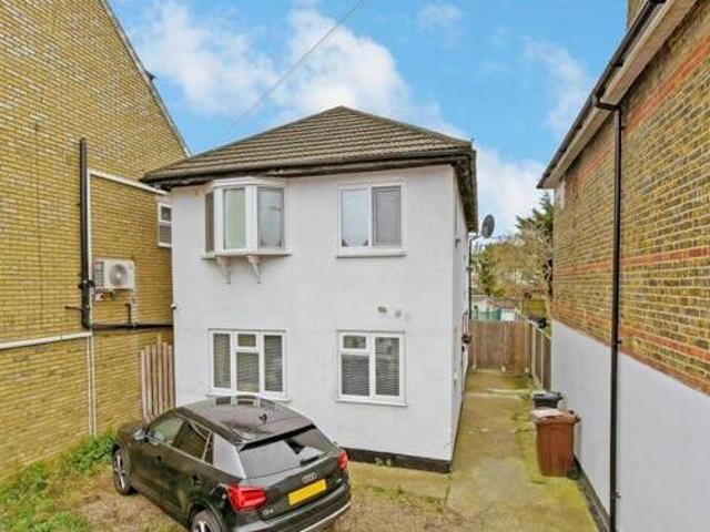 Whalebone Lane North, Romford, 2 Bedroom Ground