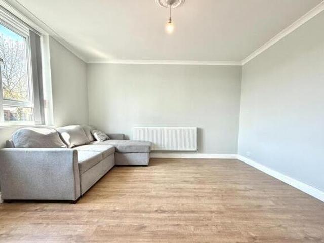 Whalebone Lane South, Romford, 2 Bedroom Flat