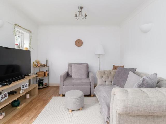 Wharf View Court, E14 2 bed flat to rent £1,950 pcm £450 pw