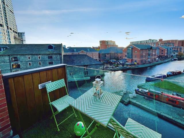 Wharf Approach, Leeds, West. 2 bed flat to rent £1,595 pcm £368 pw