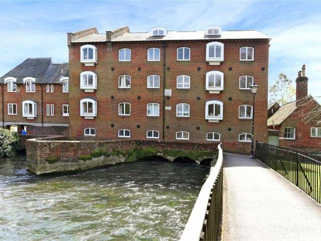 Wharf Hill, Hampshire SO23 2 bed penthouse to rent £1,700 pcm £392 pw
