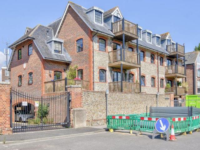 Wharf House, Canal Wharf 2 bed flat to rent £1,650 pcm £381 pw