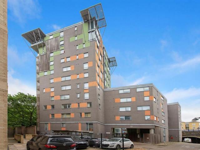 Wharf Lane, London E14 2 bed flat to rent £2,300 pcm £531 pw