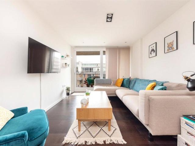 Wharf Road, Islington, London 2 bed flat to rent £4,250 pcm £981 pw