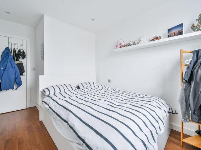 Wharf Street, Greenwich, London, SE8 2 bed flat to rent £2,150 pcm £496 pw