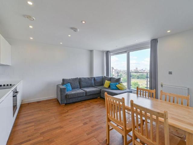 Wharf Street, Deptford, London, SE8 2 bed flat to rent £2,200 pcm £508 pw