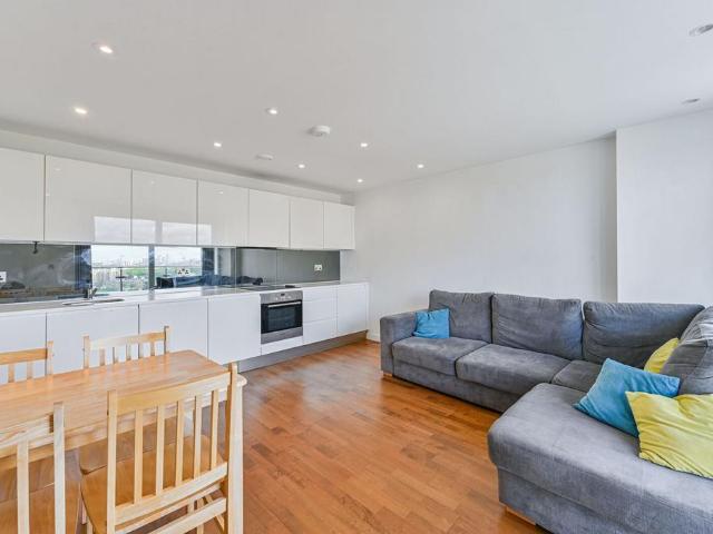Wharf Street, Deptford, London, SE8 2 bed flat to rent £2,200 pcm £508 pw