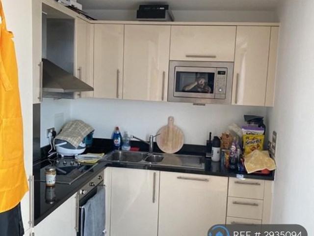 Wharfside Point South, London, E14 1 bed flat to rent £1,750 pcm £404 pw