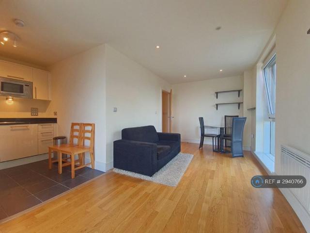 Wharfside Point South, London, E14 1 bed flat to rent £1,890 pcm £436 pw