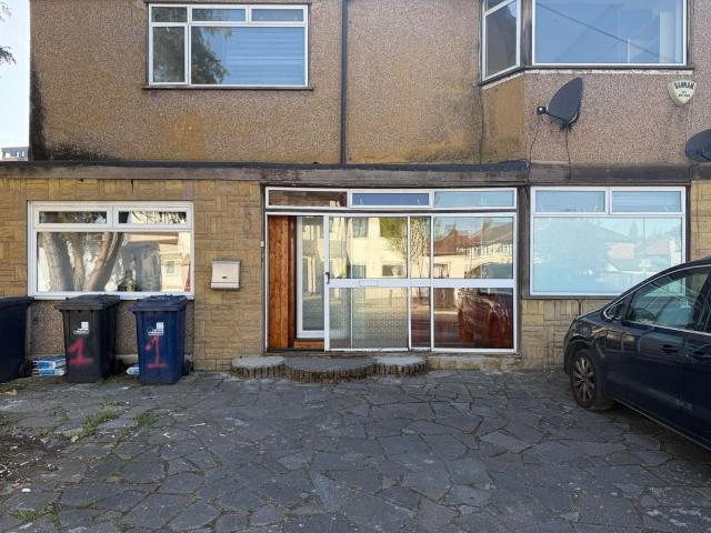 Wharncliffe Drive, Southall, UB1 4 bed end of terrace house to rent £3,300 pcm £762 pw