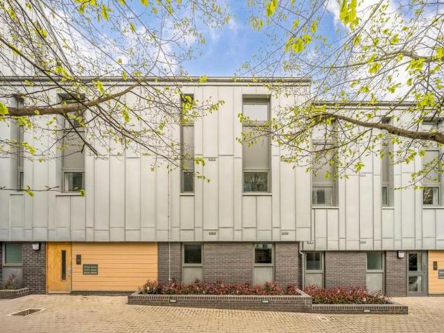 Wharncliffe Mews, London SW4 1 bed flat to rent £2,250 pcm £519 pw