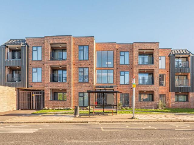 WHETSTONE GREEN APARTMENTS. 1 bed flat to rent £1,750 pcm £404 pw