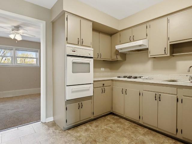 Wheaton Court Apartments on Crescent Street in Wheaton 1 Bedroom Apartment for Rent at 900B Crescent St, Wheaton, IL 60187